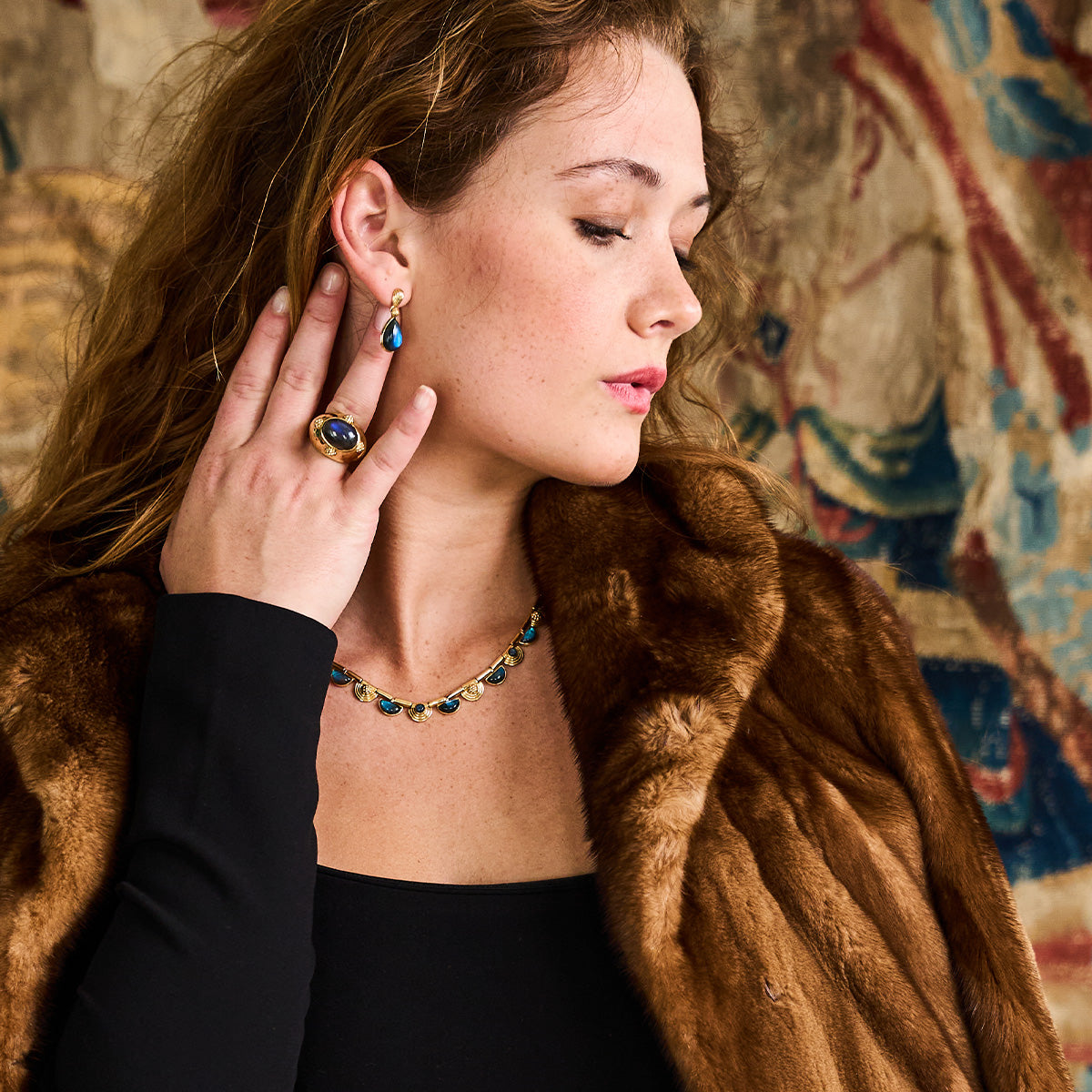 Cleopatra Oval Ring - Gold/Blue Labradorite | Capucine De Wulf